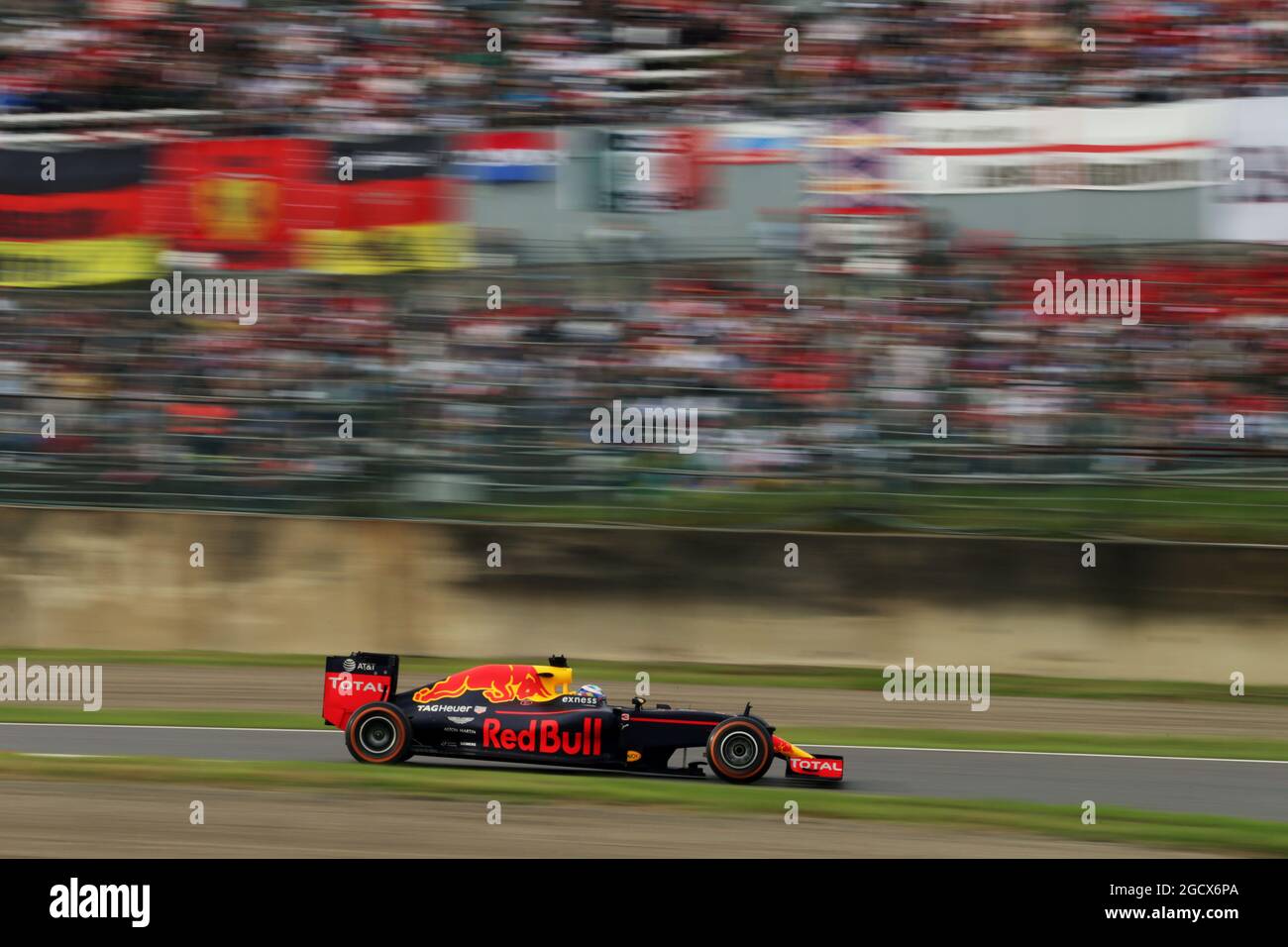 Daniel Ricciardo (AUS) Red Bull Racing RB12. Japanese Grand Prix ...
