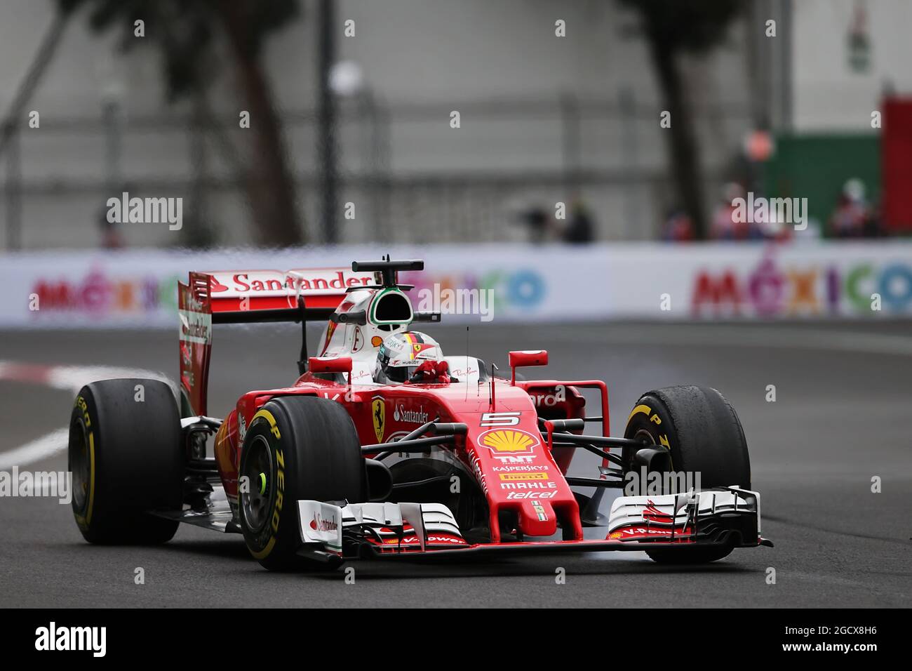 Sebastian Vettel (GER) Ferrari SF16-H locks up under braking. Mexican ...
