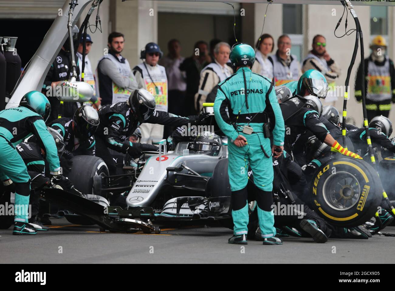 Mercedes amg f1 w07 hybrid makes a pit stop hi-res stock photography and images - Alamy