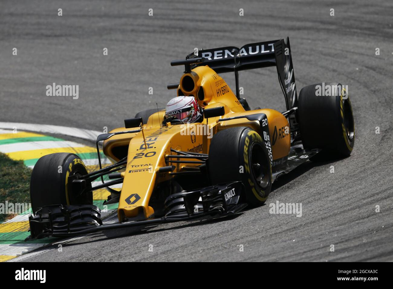 Kevin Magnussen (DEN) Renault Sport F1 Team RS16. Brazilian Grand Prix ...