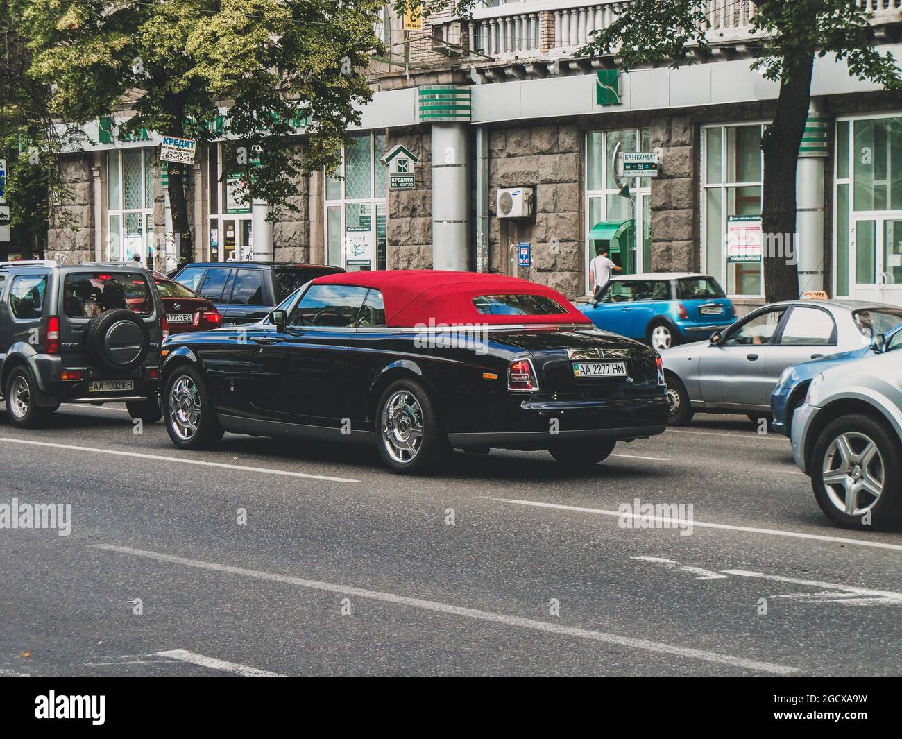 Red car with black roof hi-res stock photography and images - Alamy