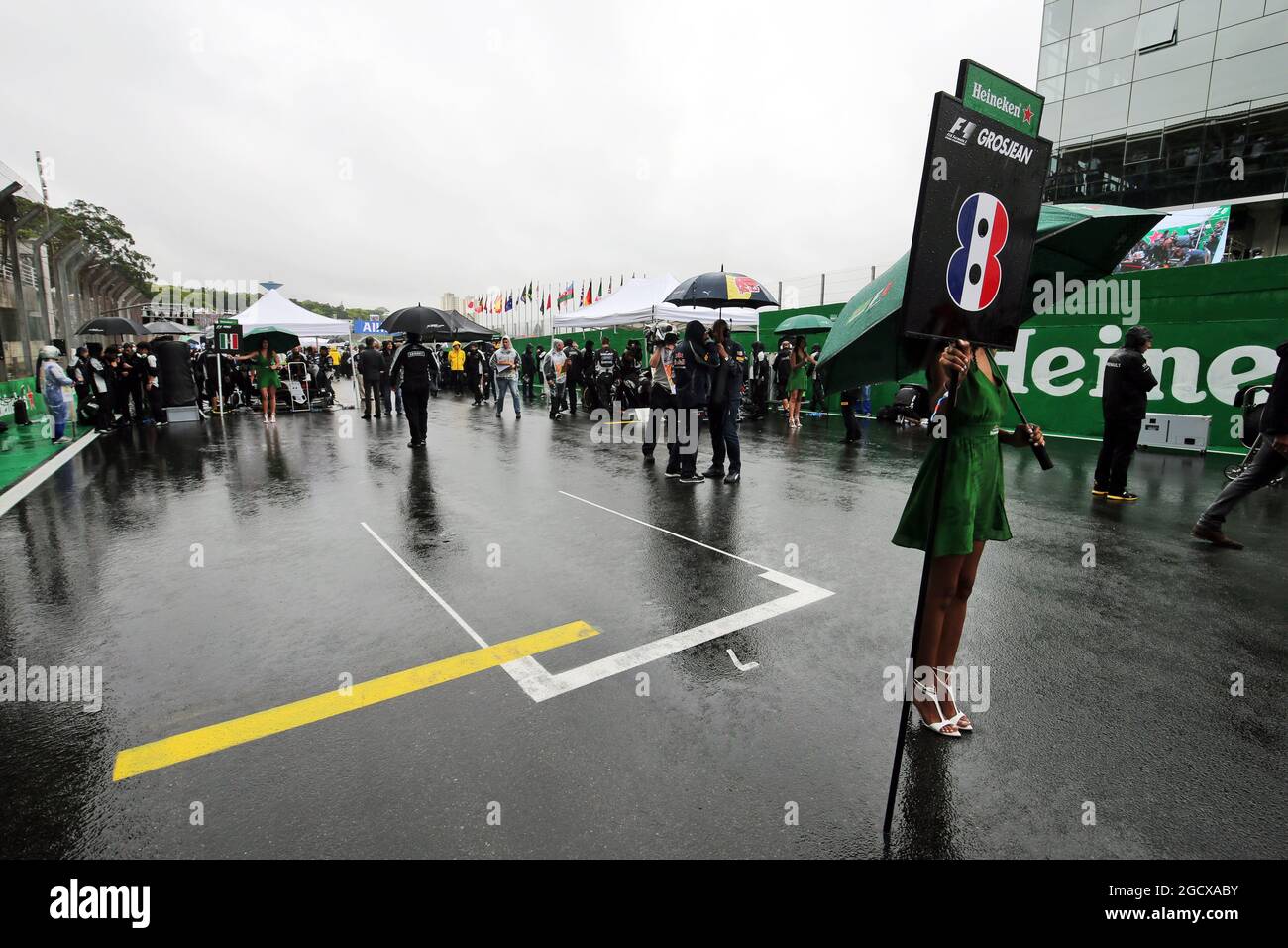 F1 grid empty hi-res stock photography and images - Alamy