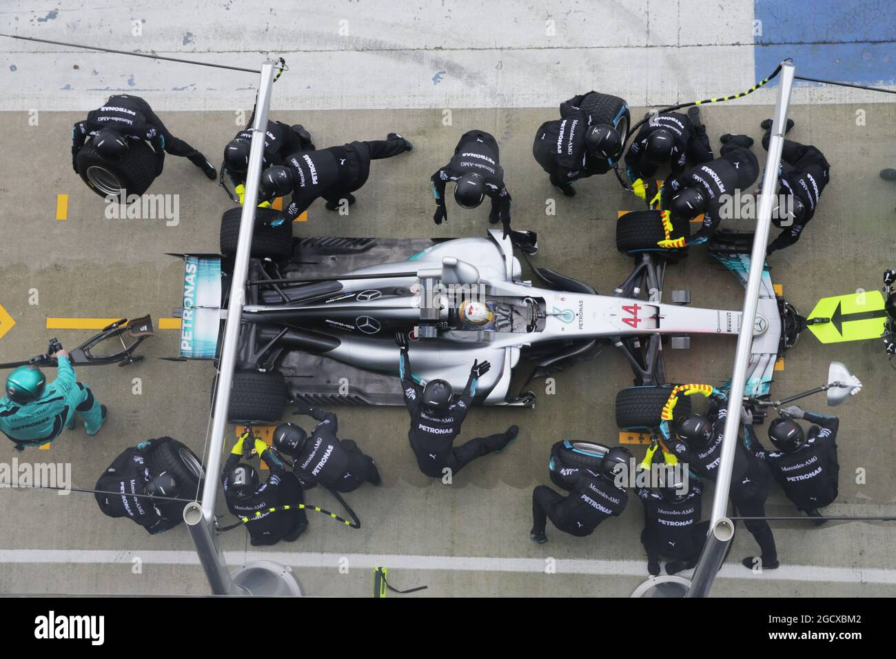 Lewis Hamilton (GBR) Mercedes AMG F1 W08 practices a pit stop. Mercedes ...