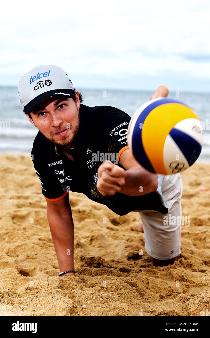 Sahara force india f1 plays volleyball on brighton beach hi-res stock ...