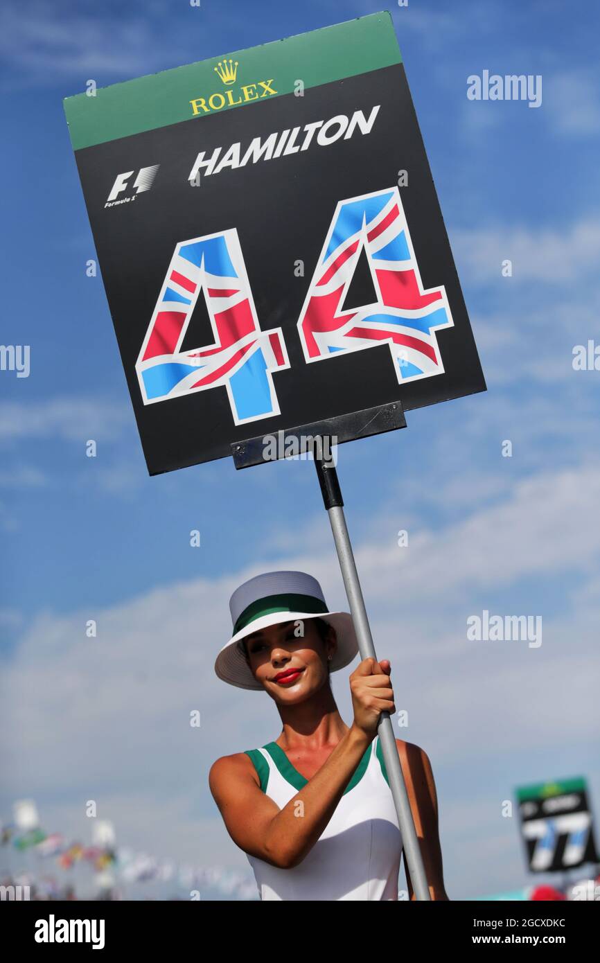 Grid girl f1 hi-res stock photography and images - Alamy