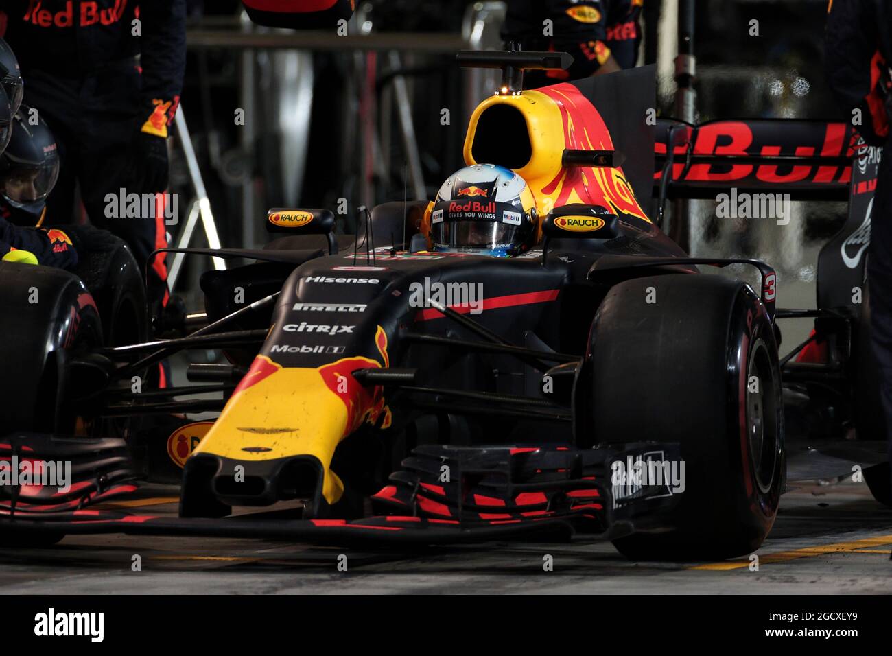 Daniel Ricciardo (AUS) Red Bull Racing RB13 makes a pit stop. Bahrain ...