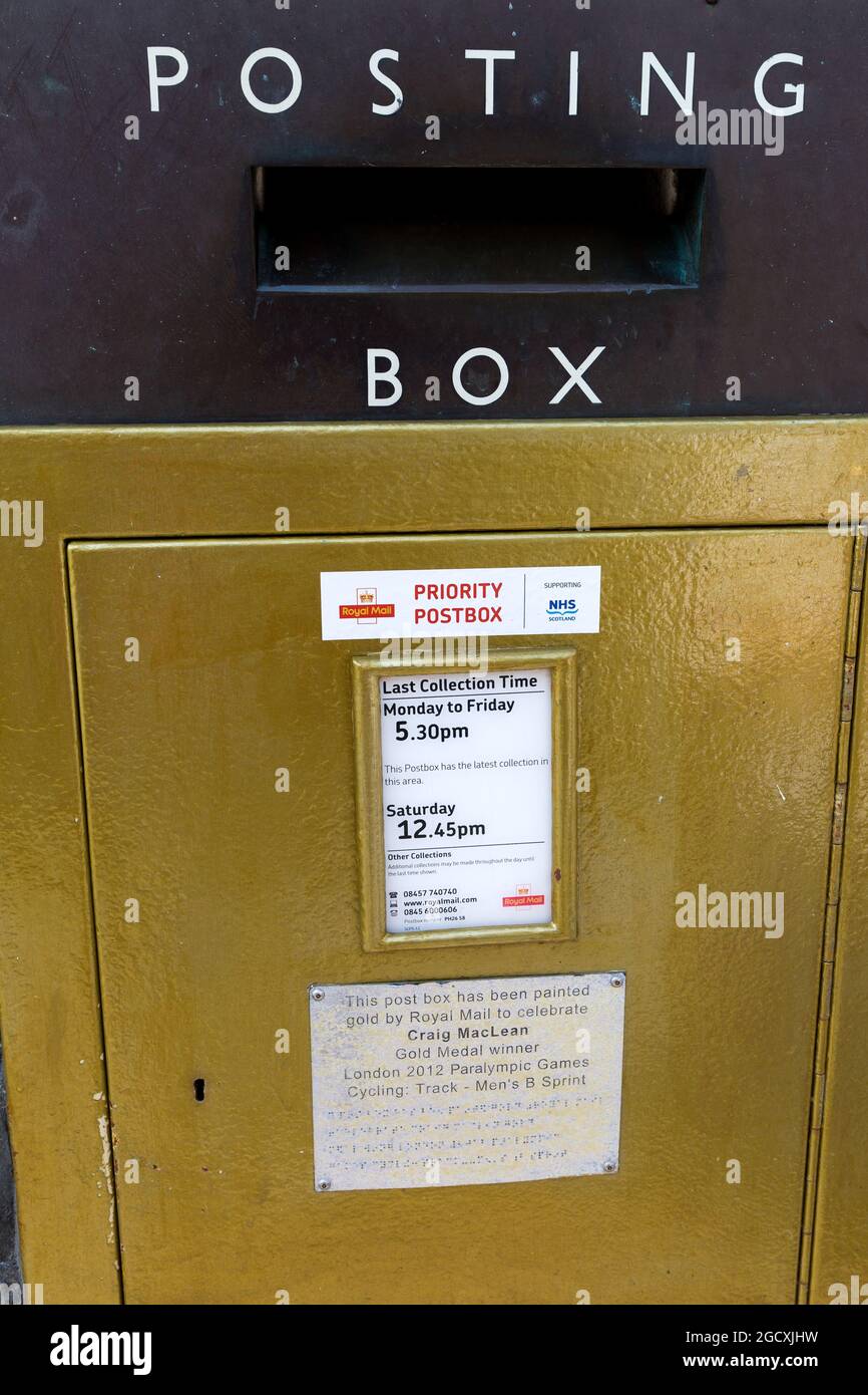 Red post office letter boxes uk hi-res stock photography and images - Alamy