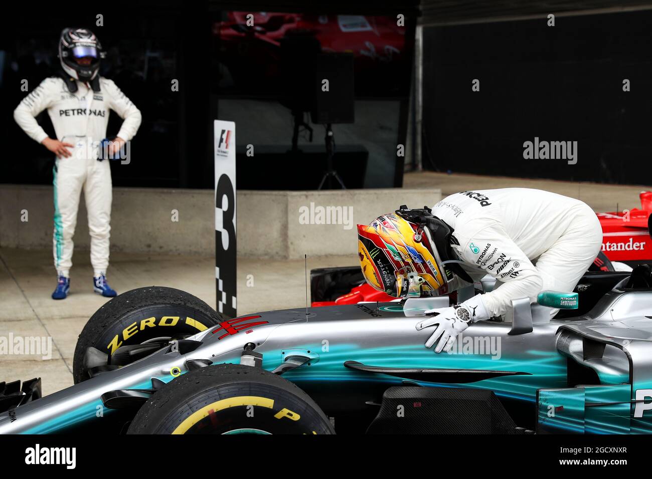 Race winner Lewis Hamilton (GBR) Mercedes AMG F1 W08 celebrates in parc ...