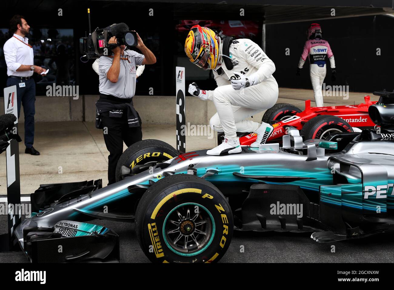 Race winner Lewis Hamilton (GBR) Mercedes AMG F1 W08 celebrates in parc ...