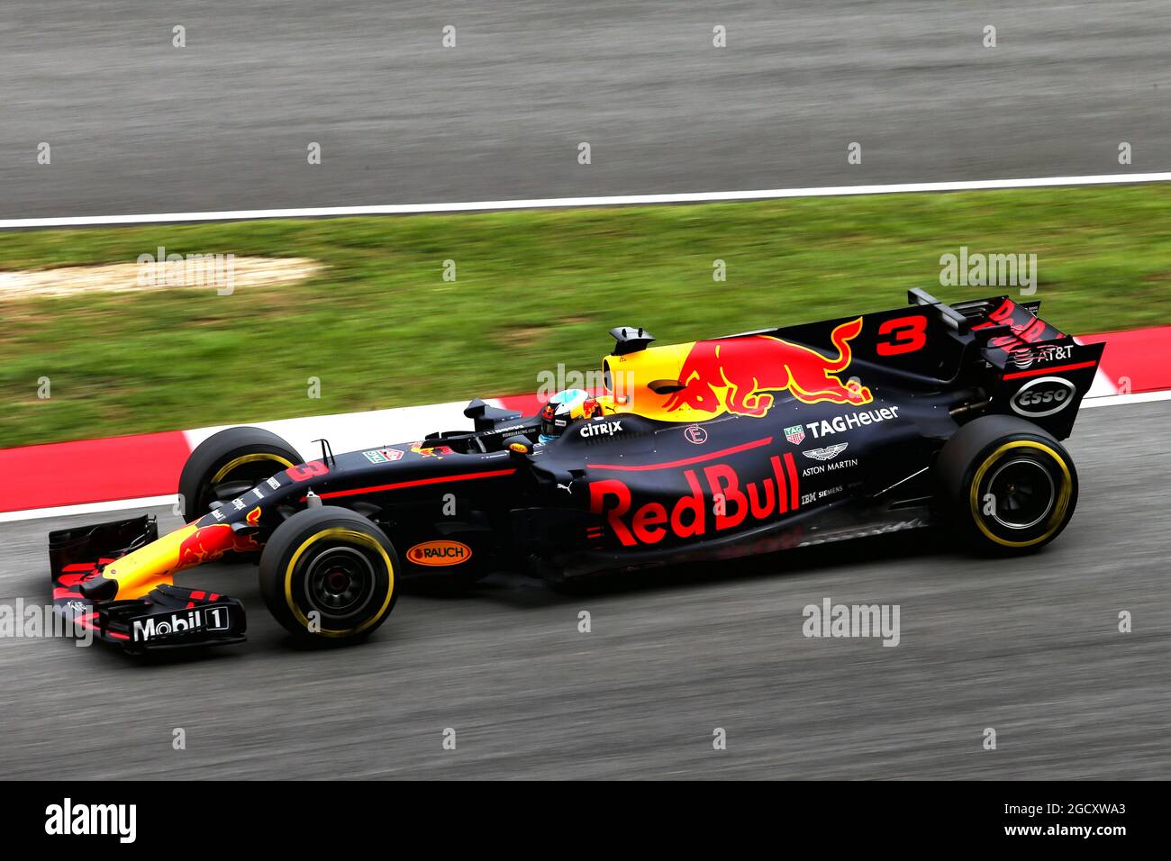 Daniel Ricciardo (AUS) Red Bull Racing RB13. Malaysian Grand Prix ...