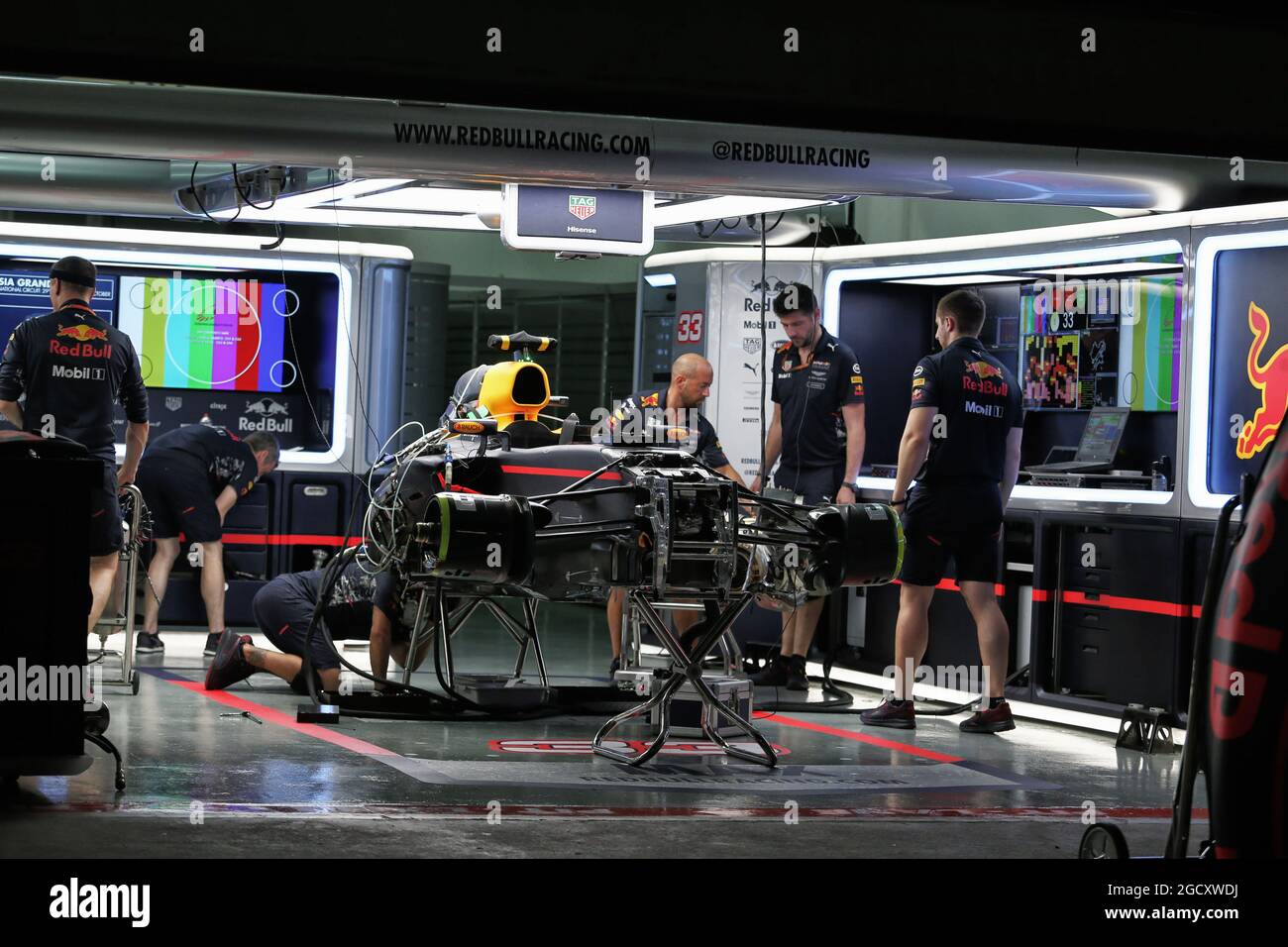 International pit garage hi-res stock photography and images - Alamy
