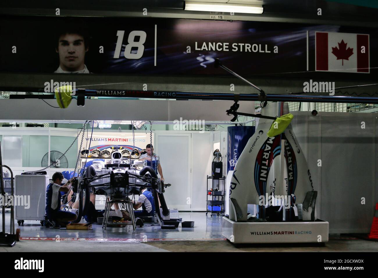 Pit garage hi-res stock photography and images - Alamy