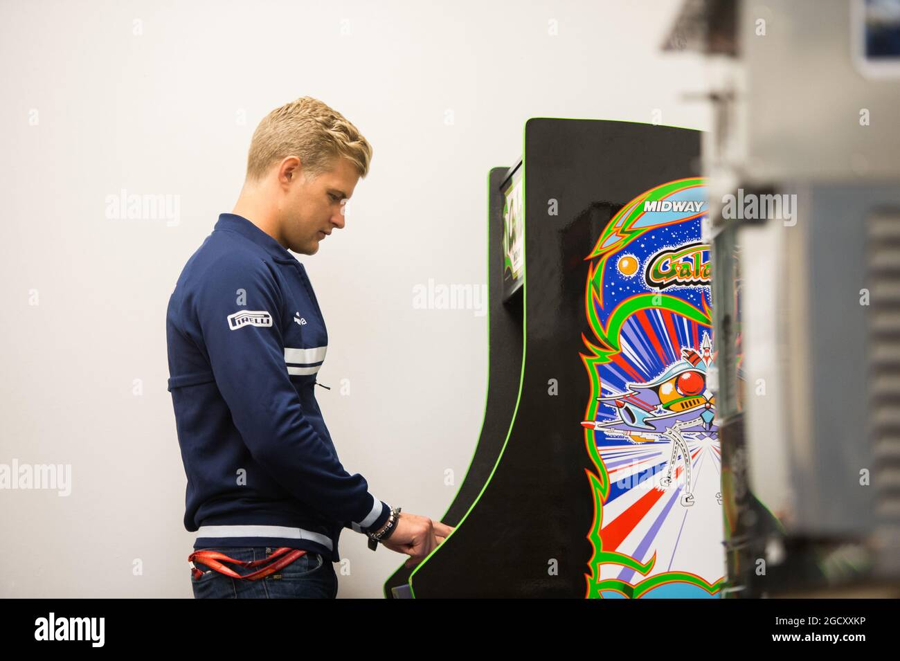 Sauber f1 team plays an arcade machine hi-res stock photography and ...