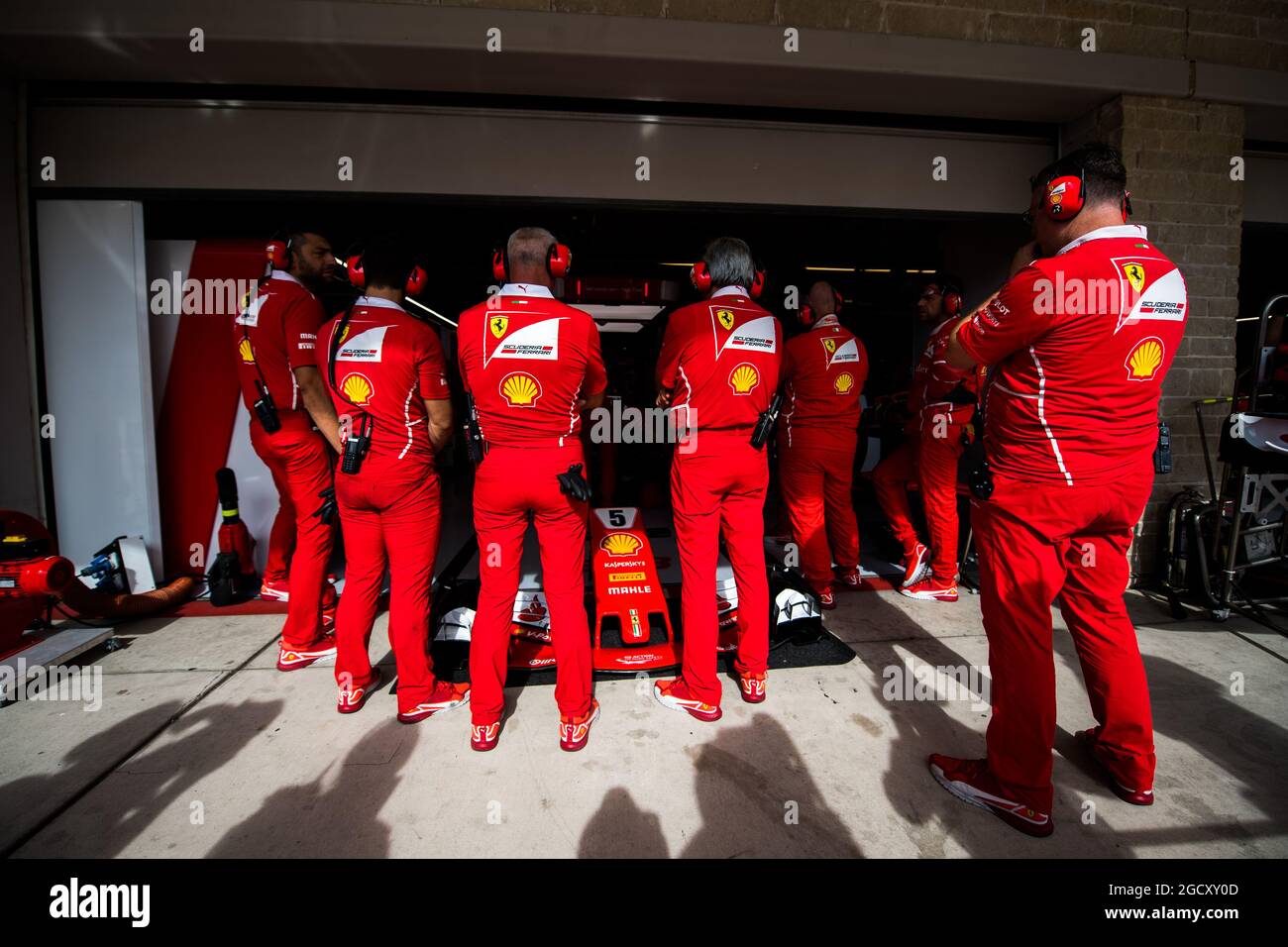 Mechanics crowd around ferrari sf70h of sebastian vettel hi-res stock ...