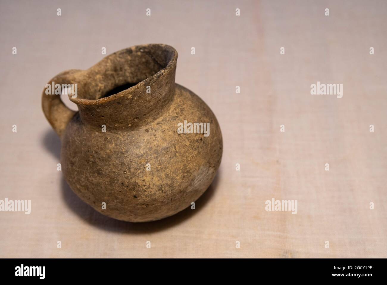 Museum pottery mesopotamia hi-res stock photography and images - Alamy