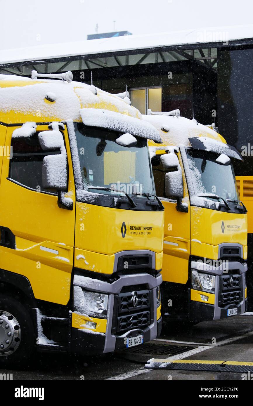 Renault sport f1 team trucks snow hi-res stock photography and images ...