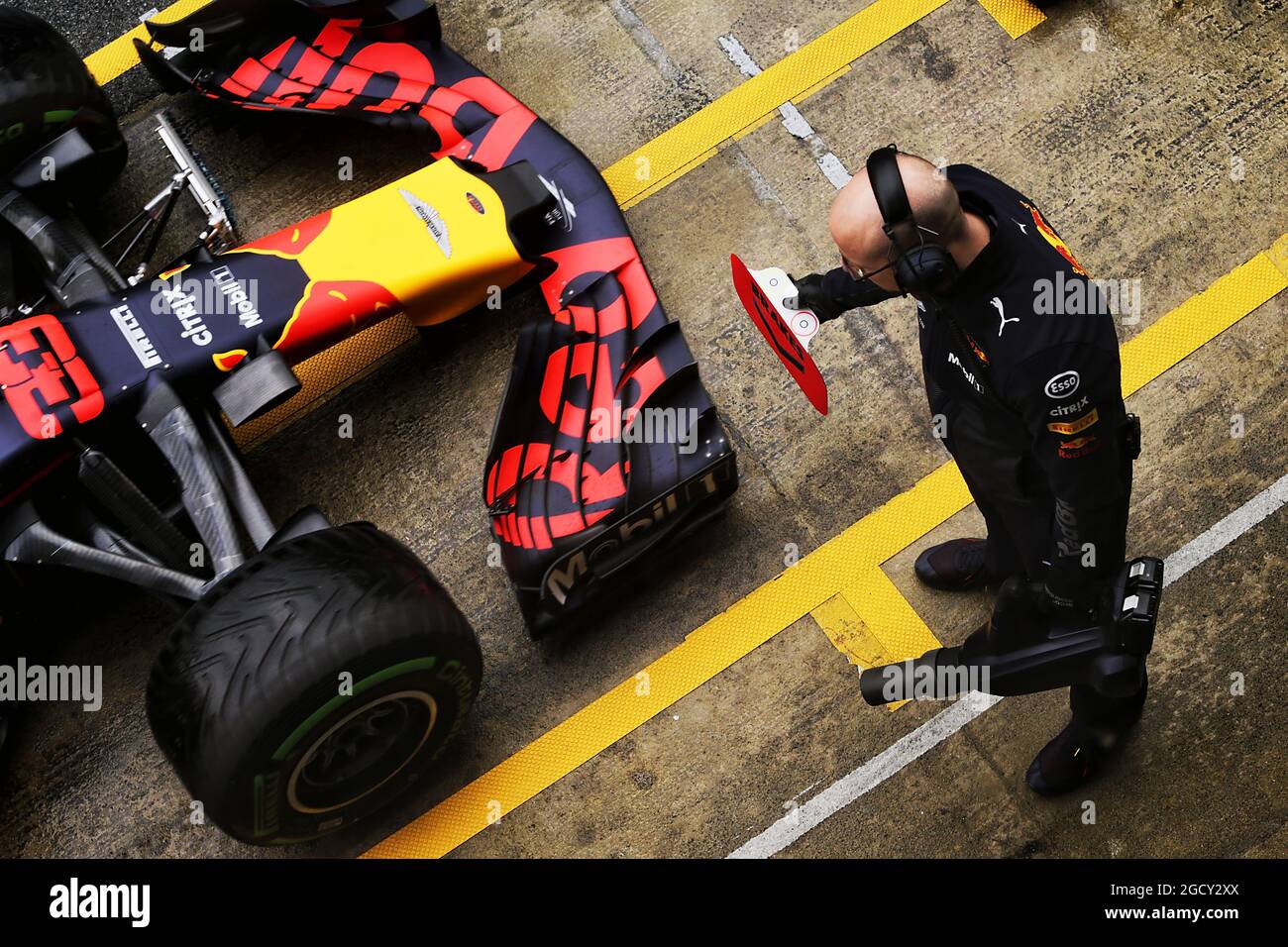 Red bull racing mechanic brakes sign for max verstappen hi-res stock ...