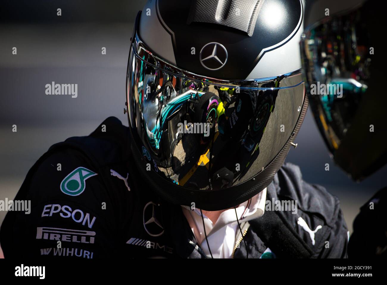 Mercedes amg f1 mechanic practices a pit stop hi-res stock photography ...