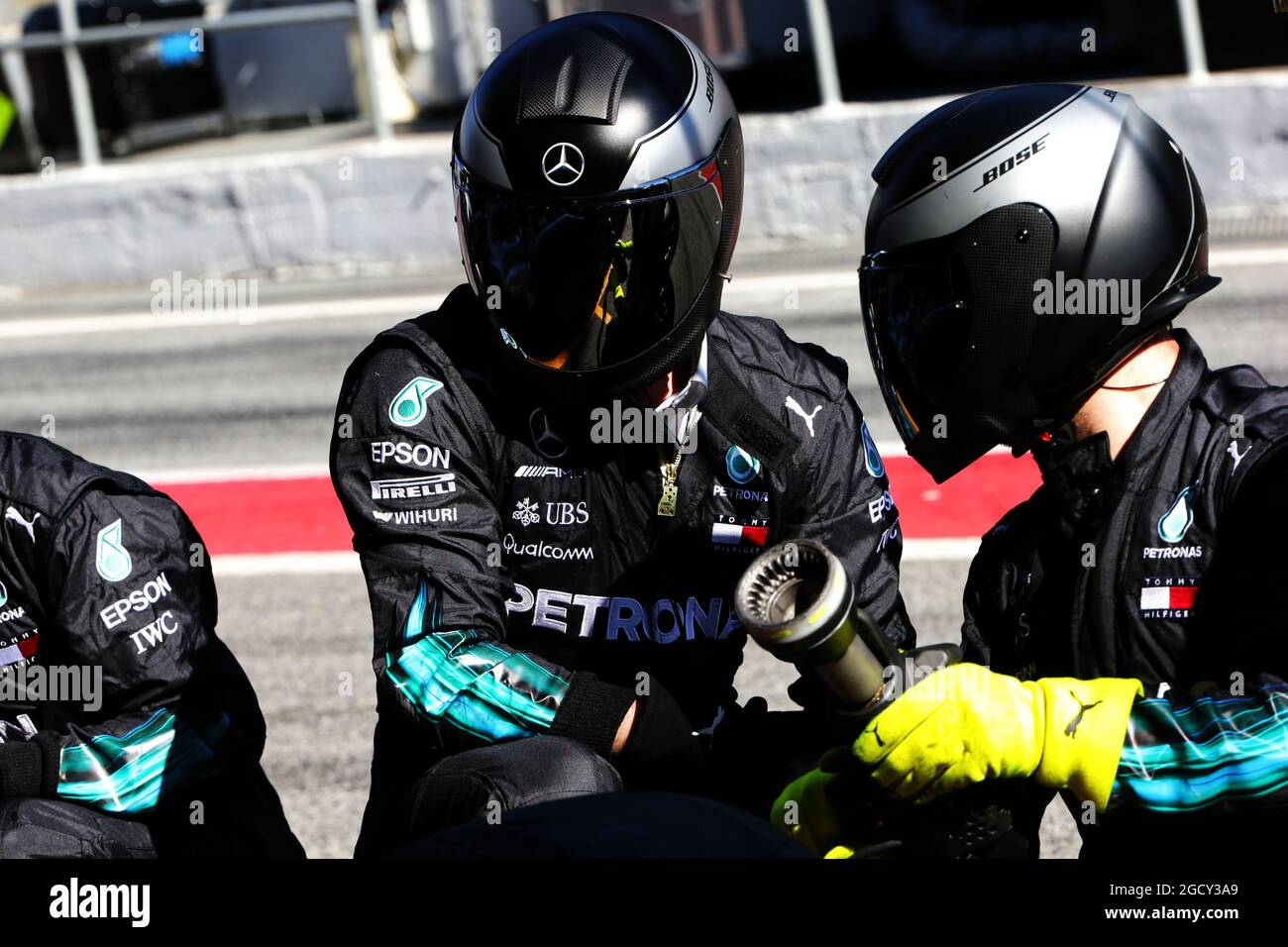 Mercedes amg f1 mechanics practice a pit stop hi-res stock photography ...