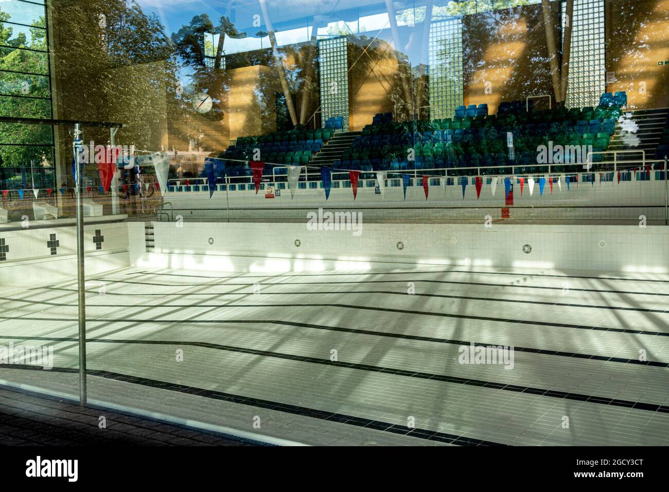 Parkside pool hi-res stock photography and images - Alamy