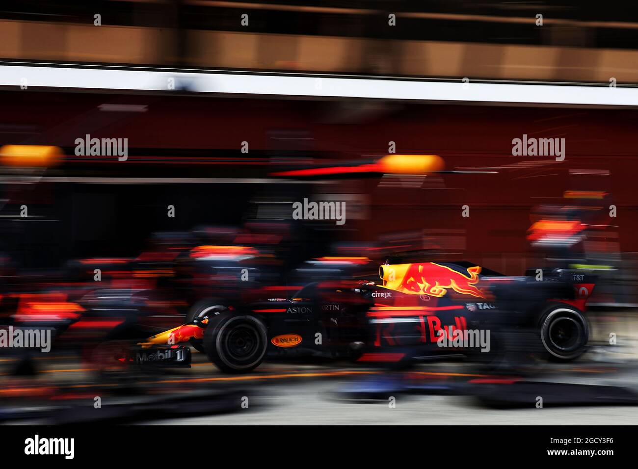 Red bull racing rb13 practices a pit stop hi-res stock photography and ...