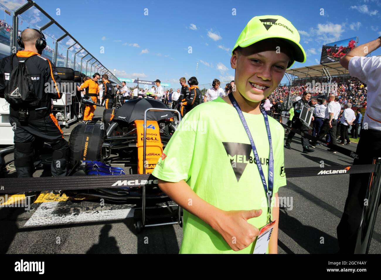 Grid kid for Fernando Alonso (ESP) McLaren MCL33. Australian Grand Prix ...