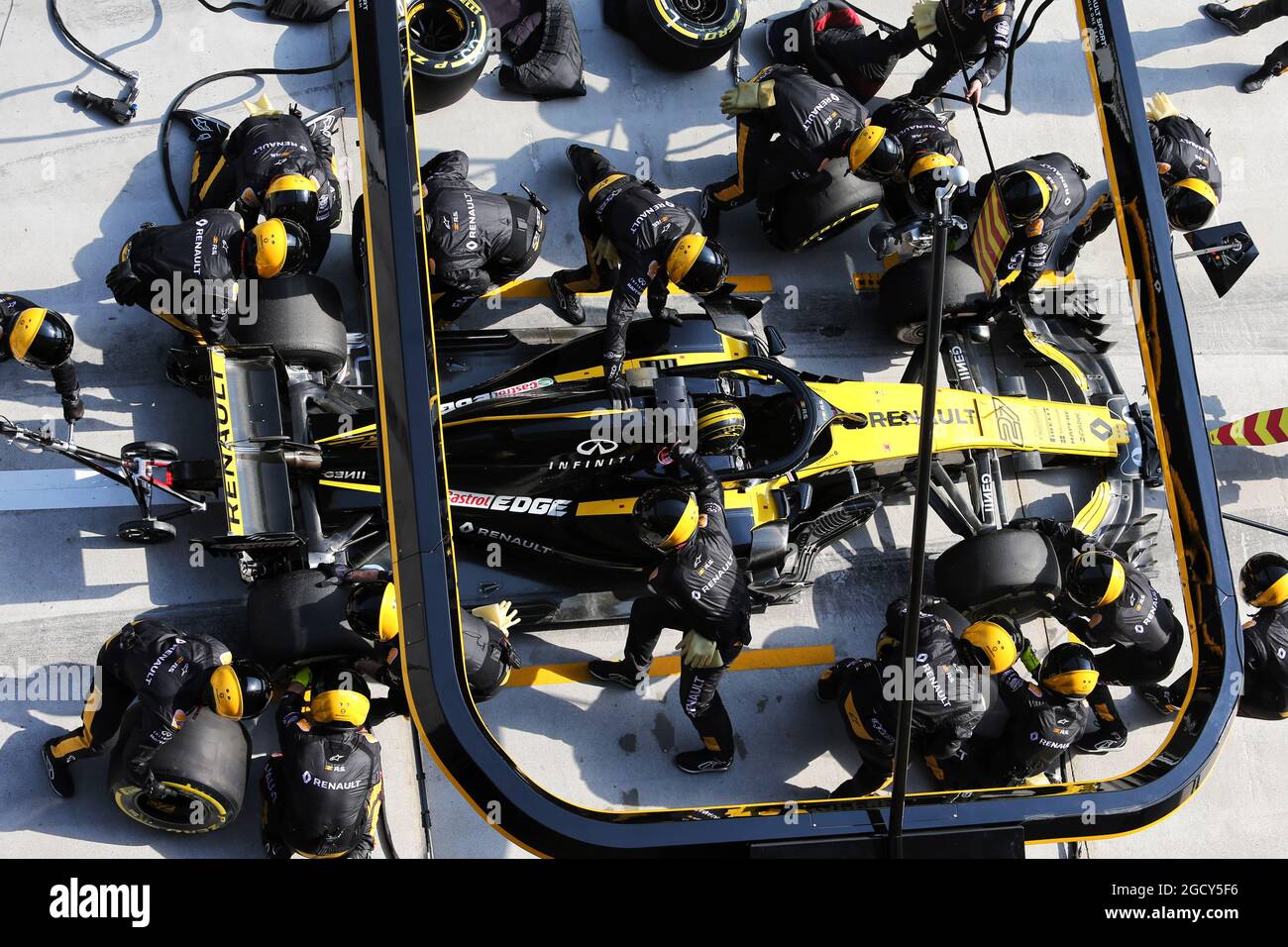 Renault sport f1 team rs18 makes a pit stop hi-res stock photography ...