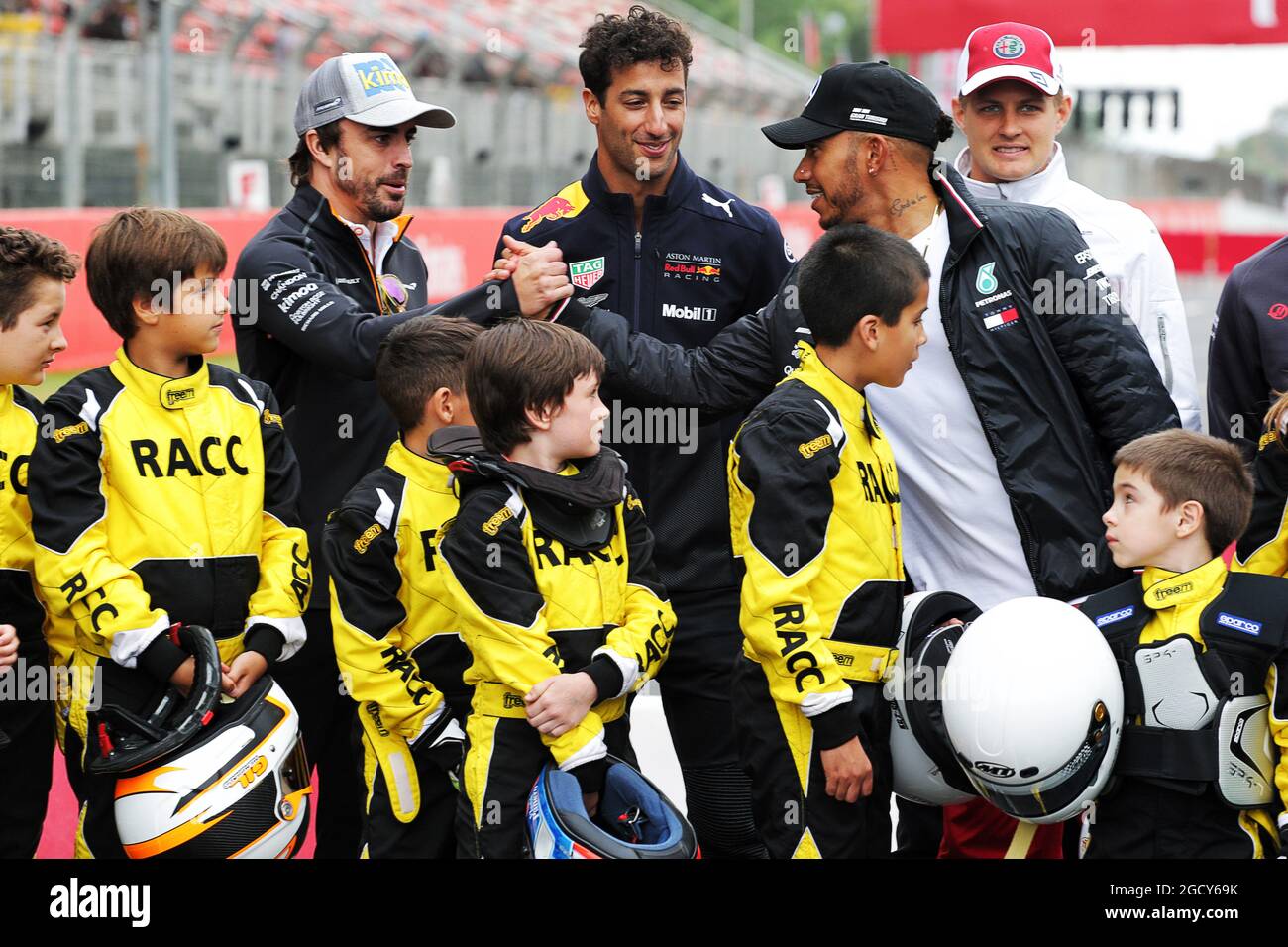 (L to R): Fernando Alonso (ESP) McLaren; Daniel Ricciardo (AUS) Red ...