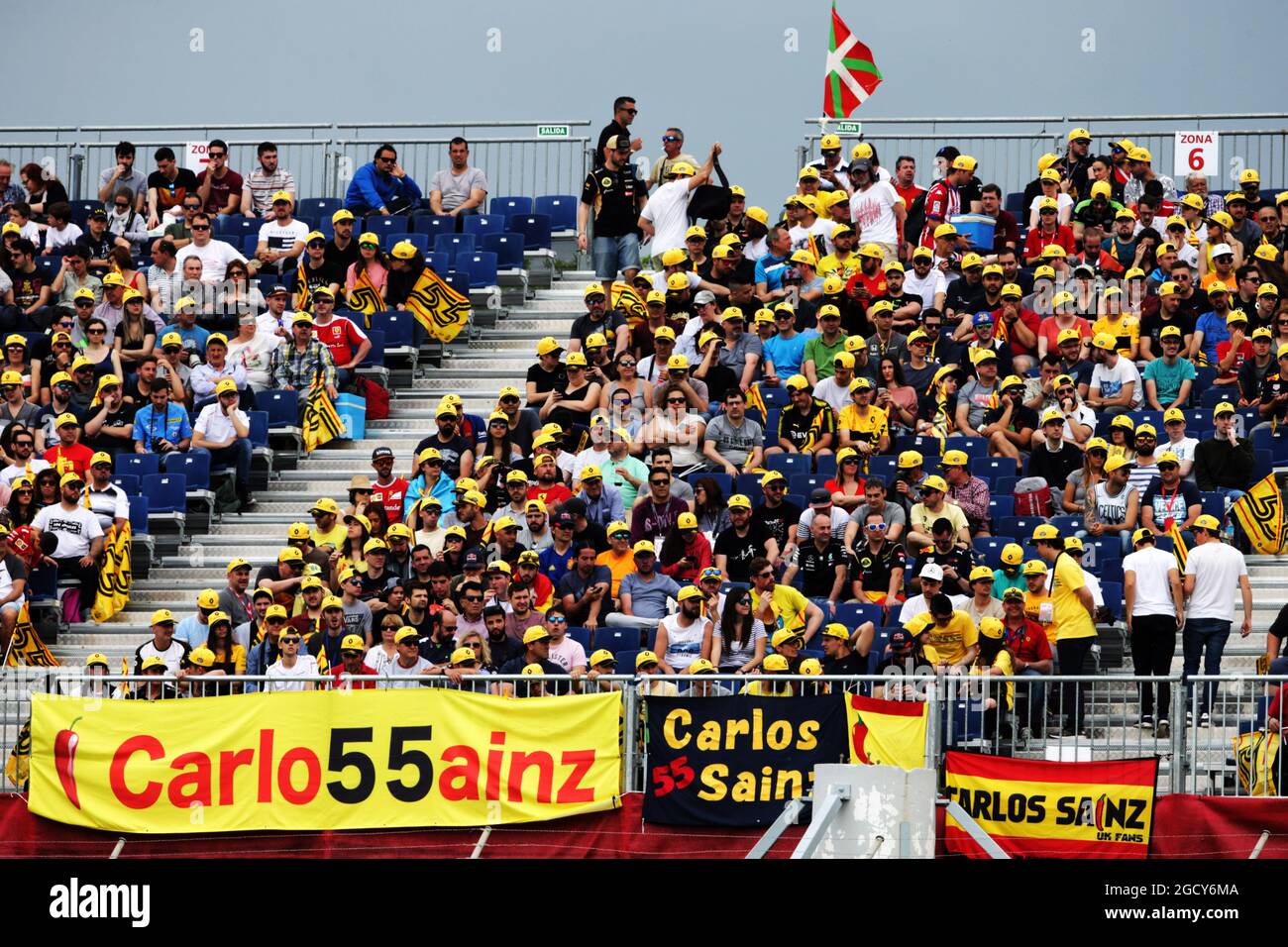 Carlos Sainz Jr (ESP) Renault Sport F1 Team fans in the grandstand ...