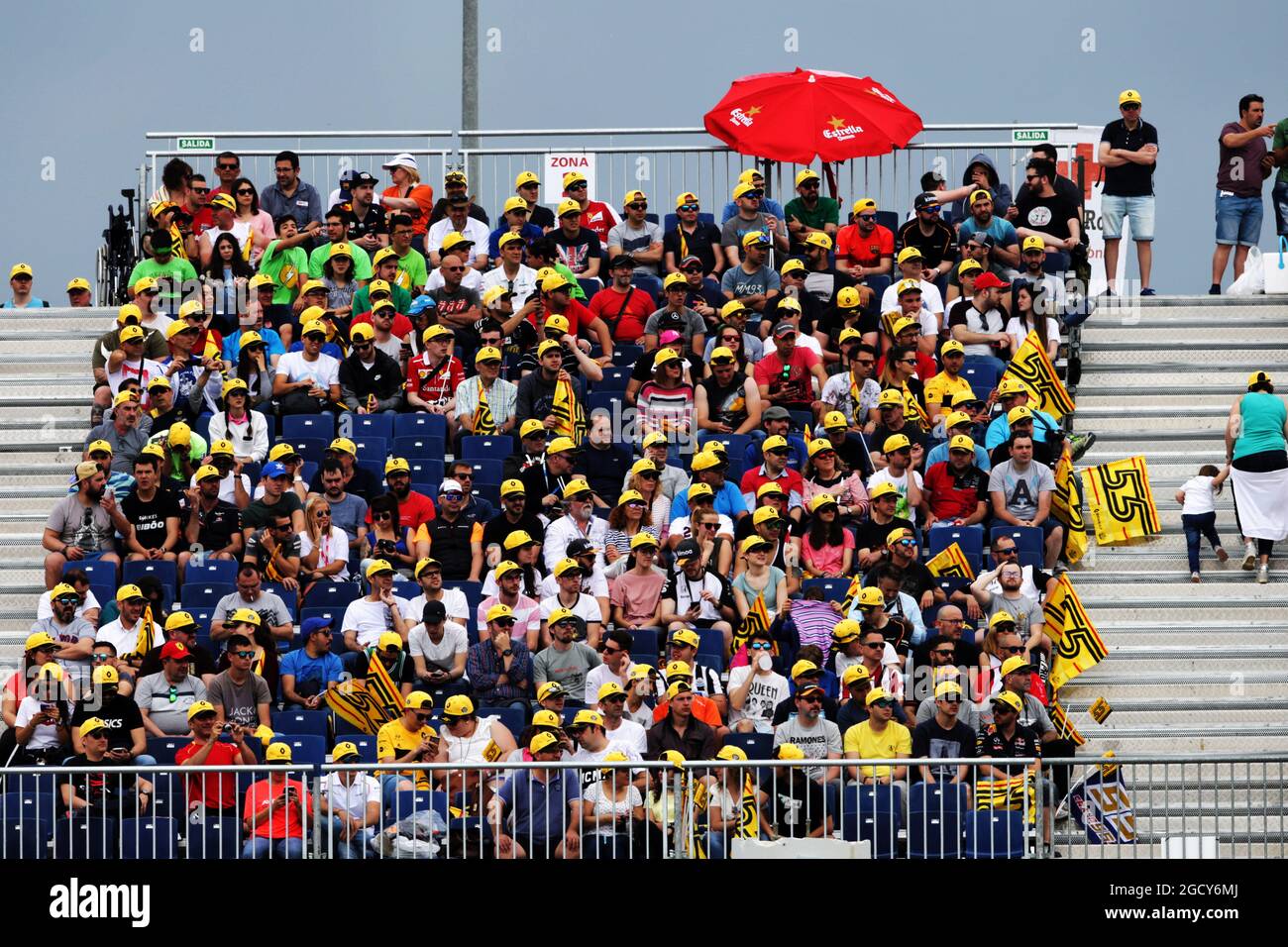 Carlos Sainz Jr (ESP) Renault Sport F1 Team fans in the grandstand ...