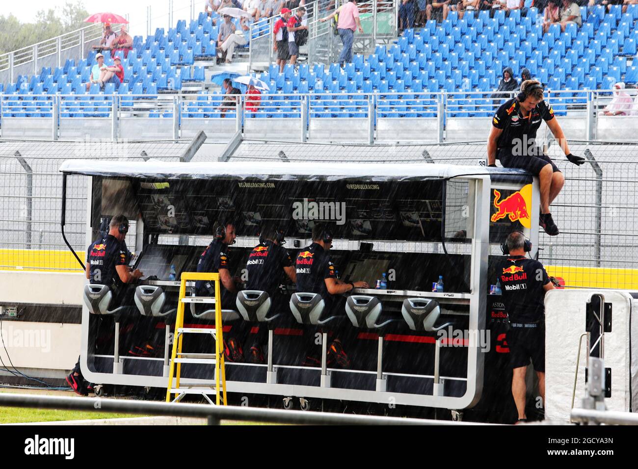 Red bull racing pit gantry hi-res stock photography and images - Alamy