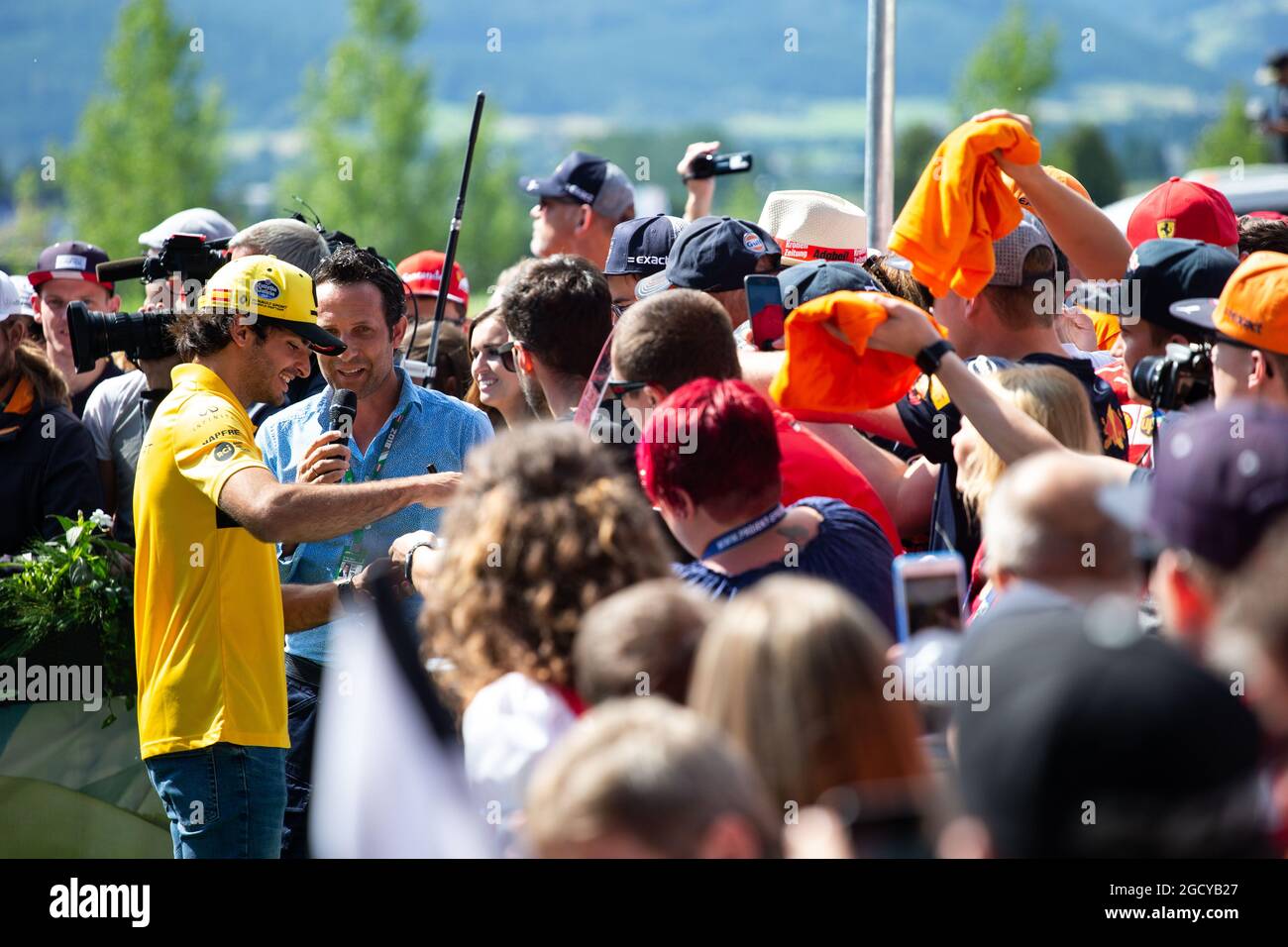 Carlos Sainz Jr (ESP) Renault Sport F1 Team with fans. Austrian Grand ...