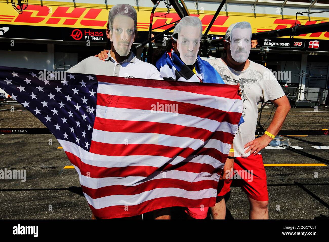 Haas f1 team fans in pits hi-res stock photography and images - Alamy