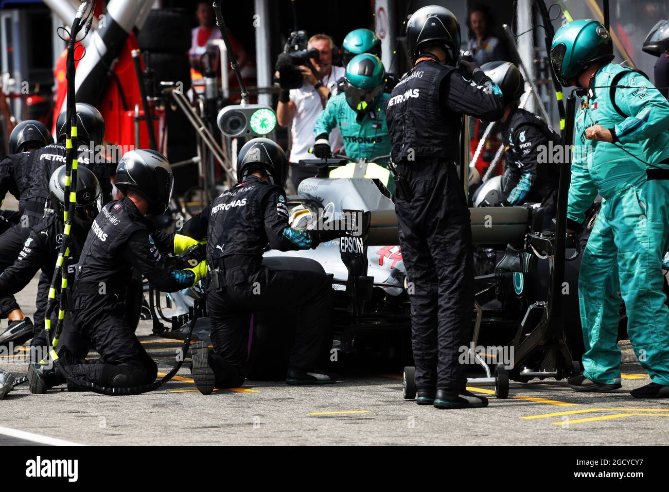 Mercedes amg f1 w09 makes a pit stop hi-res stock photography and ...