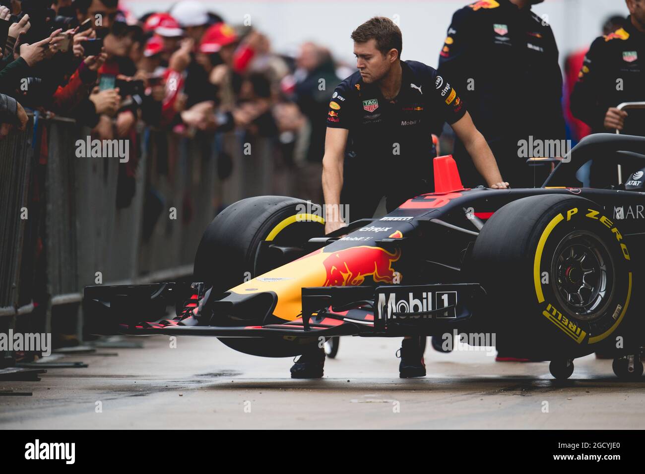 Red bull racing mechanic hi-res stock photography and images - Alamy