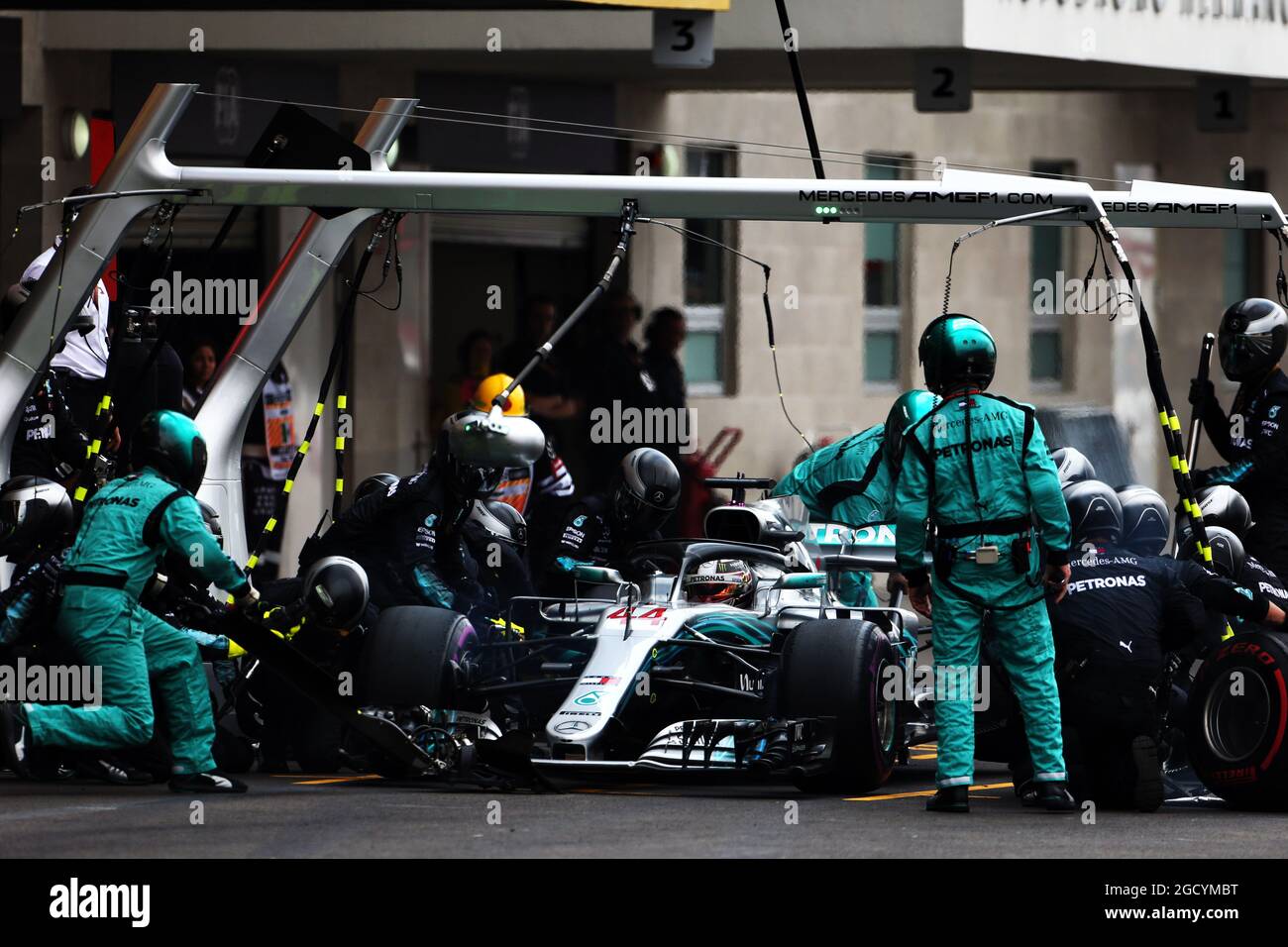 Lewis Hamilton (GBR) Mercedes AMG F1 W09 makes a pit stop. Mexican ...