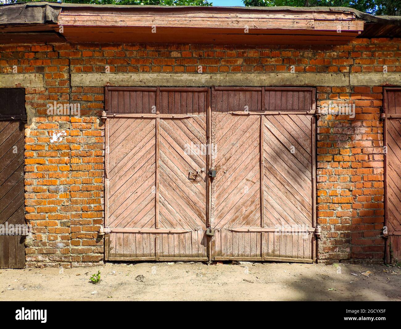 Old garage door brick building hi-res stock photography and images - Alamy