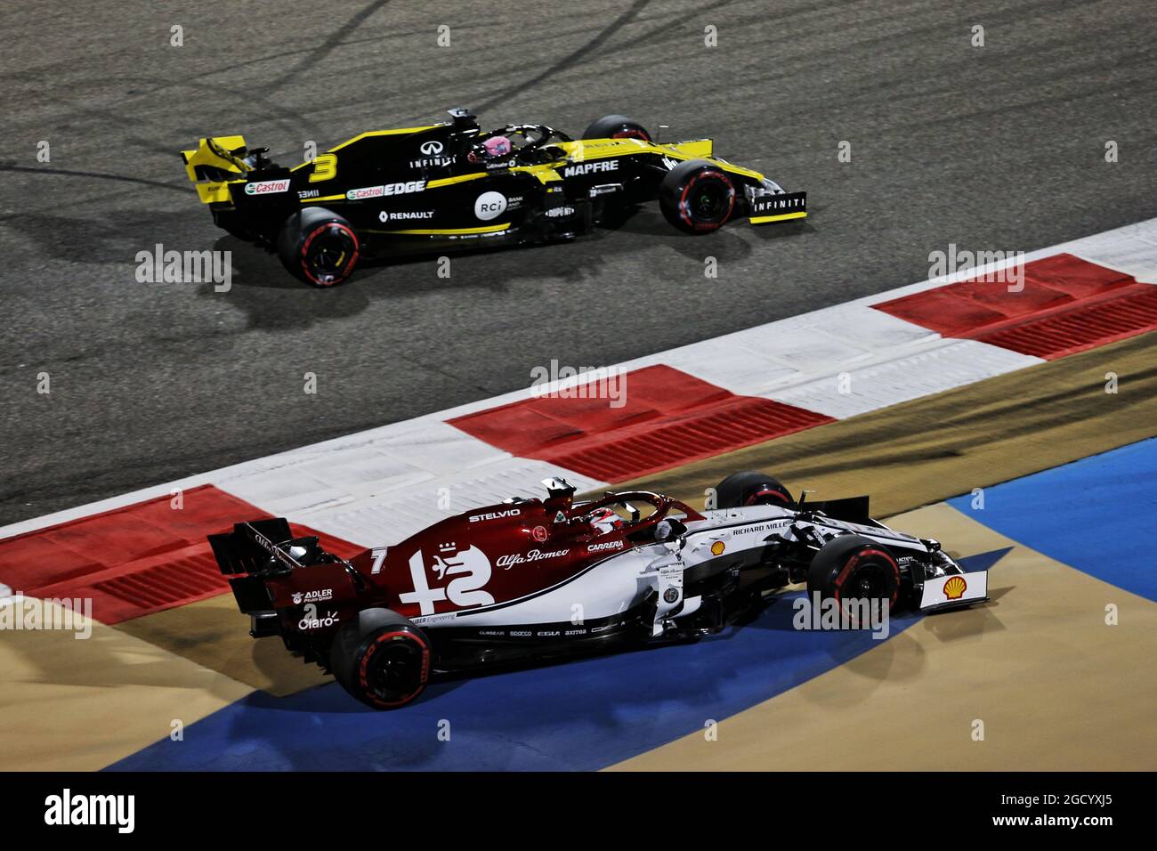 Kimi Raikkonen (FIN) Alfa Romeo Racing C38 runs wide. Bahrain Grand ...