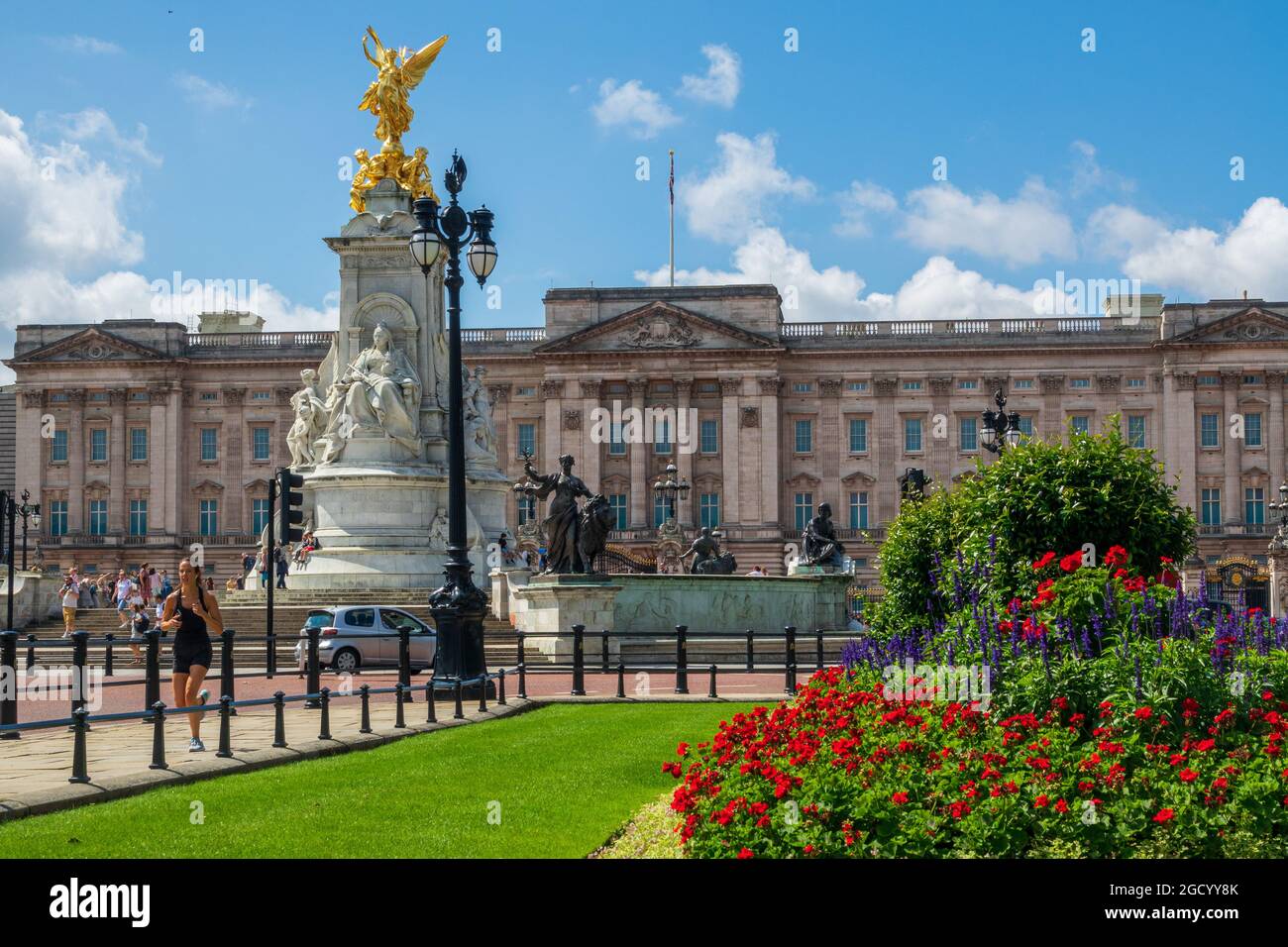 London, 10th August, 2021. UK Weather: Blue sky and sunshine over ...