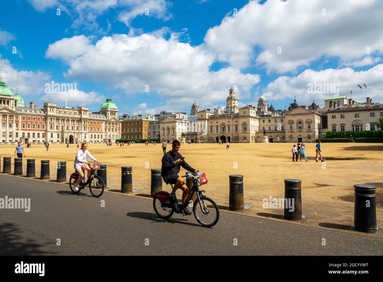 People riding london boris bikes hi-res stock photography and images ...