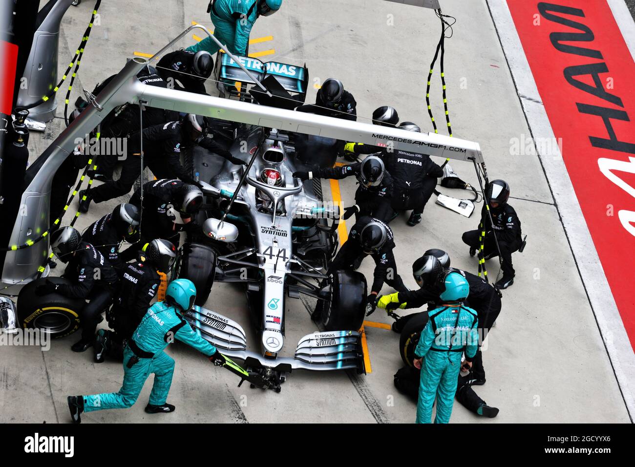 Lewis Hamilton (GBR) Mercedes AMG F1 W10 makes a pit stop. Chinese ...