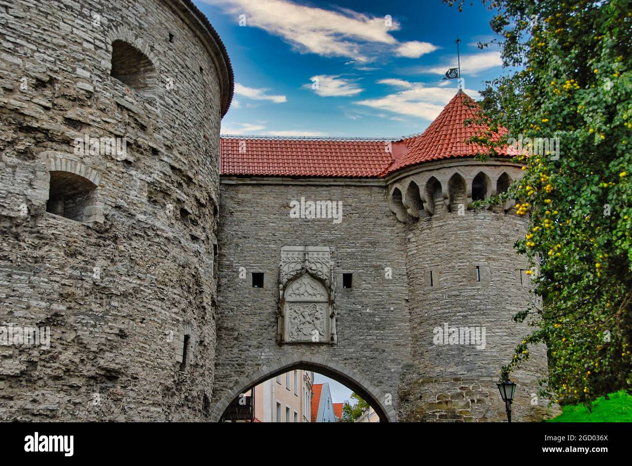 Alte Stadtmauer in der Altstadt von Tallin Estland Stock Photo - Alamy