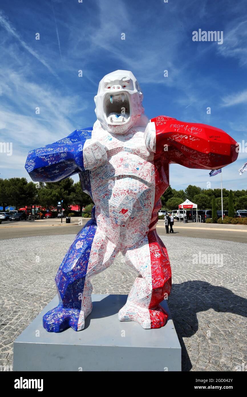 Circuit atmosphere ape statue hi-res stock photography and images - Alamy