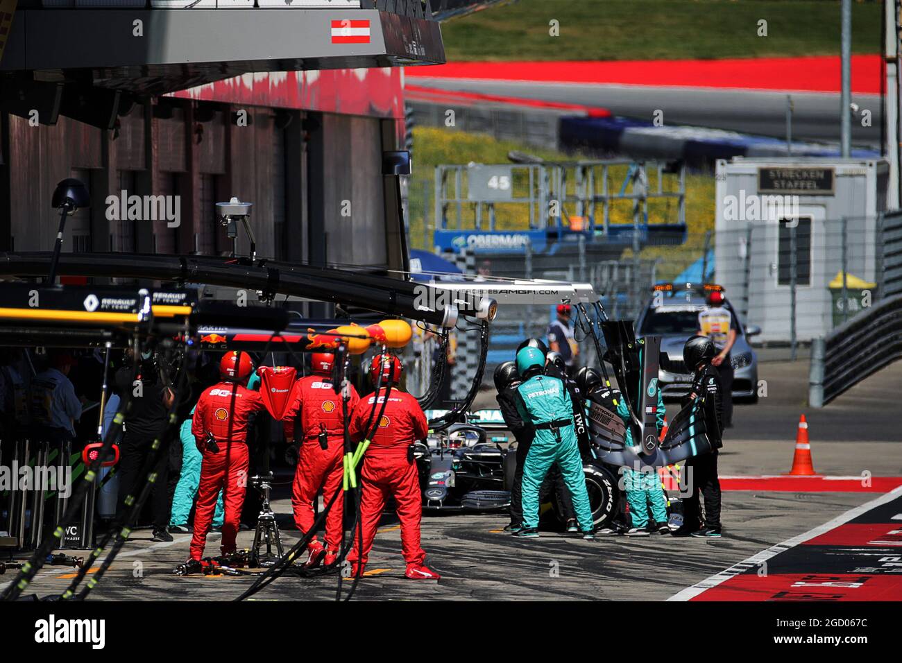 Lewis Hamilton (GBR) Mercedes AMG F1 W10 makes a pit stop and changes ...