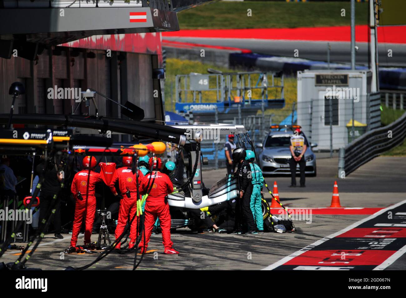 Lewis Hamilton (GBR) Mercedes AMG F1 W10 makes a pit stop and changes ...