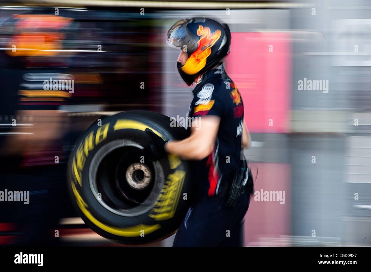 Red bull racing mechanic hi-res stock photography and images - Alamy