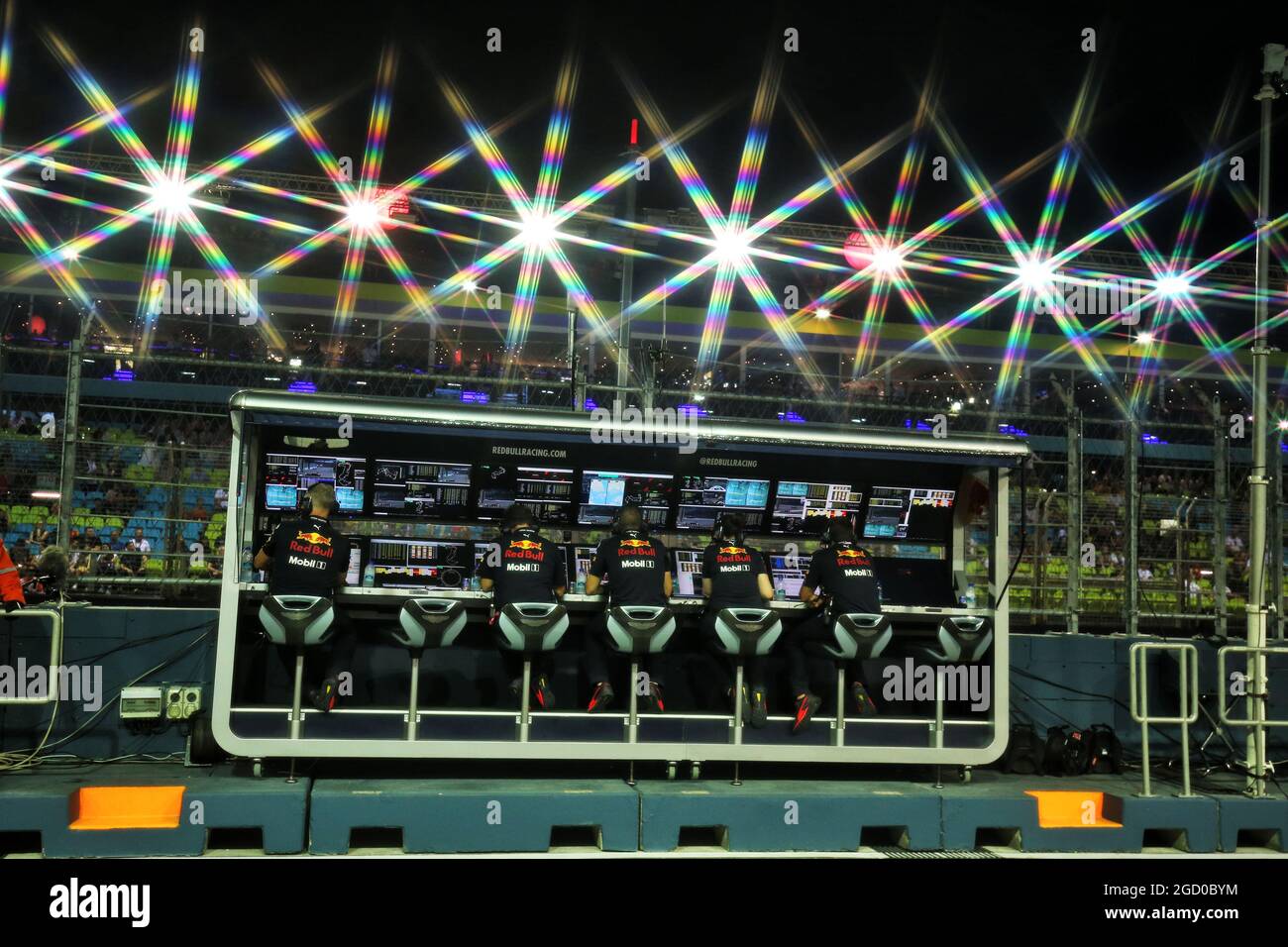 Red bull racing pit gantry hi-res stock photography and images - Alamy