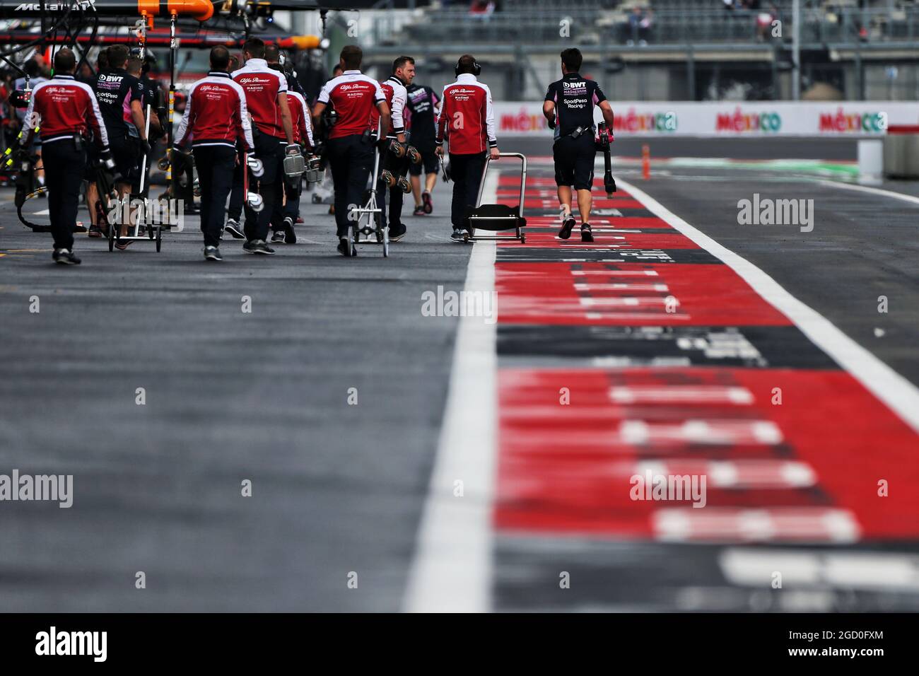 Alfa Romeo Racing mechanics in the pits. Mexican Grand Prix, Saturday ...