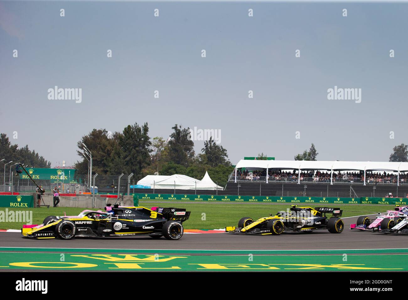 Daniel Ricciardo (AUS) Renault F1 Team RS19 at the start of the race ...
