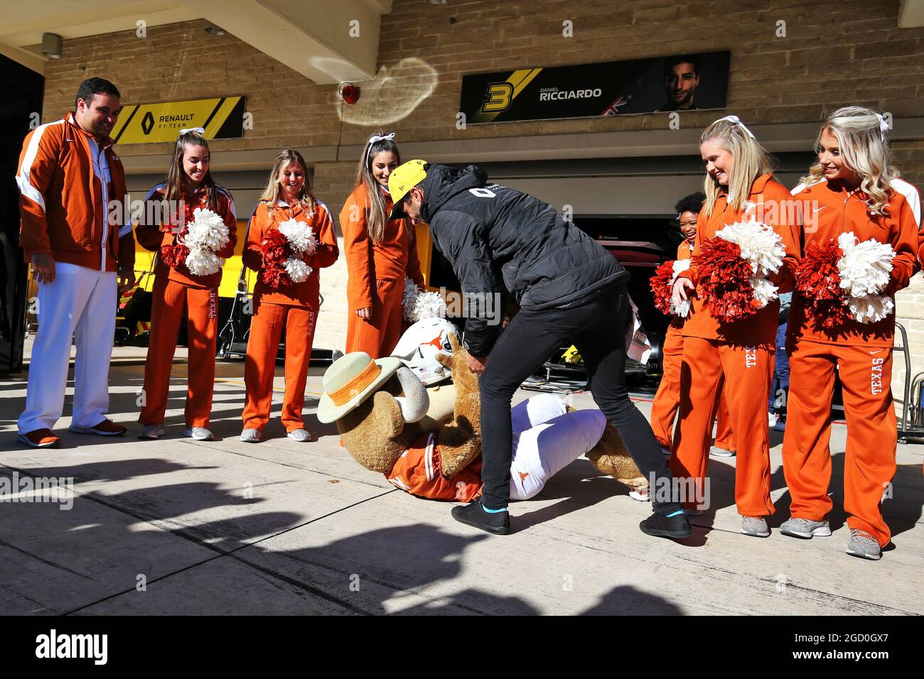 Daniel Ricciardo (AUS) Renault F1 Team with the Texas Longhorn ...